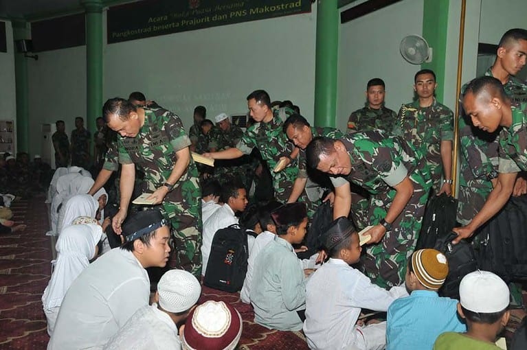 PANGKOSTRAD BUKA PUASA BERSAMA PRAJURIT DAN PNS SERTA ANAK YATIM DI ...