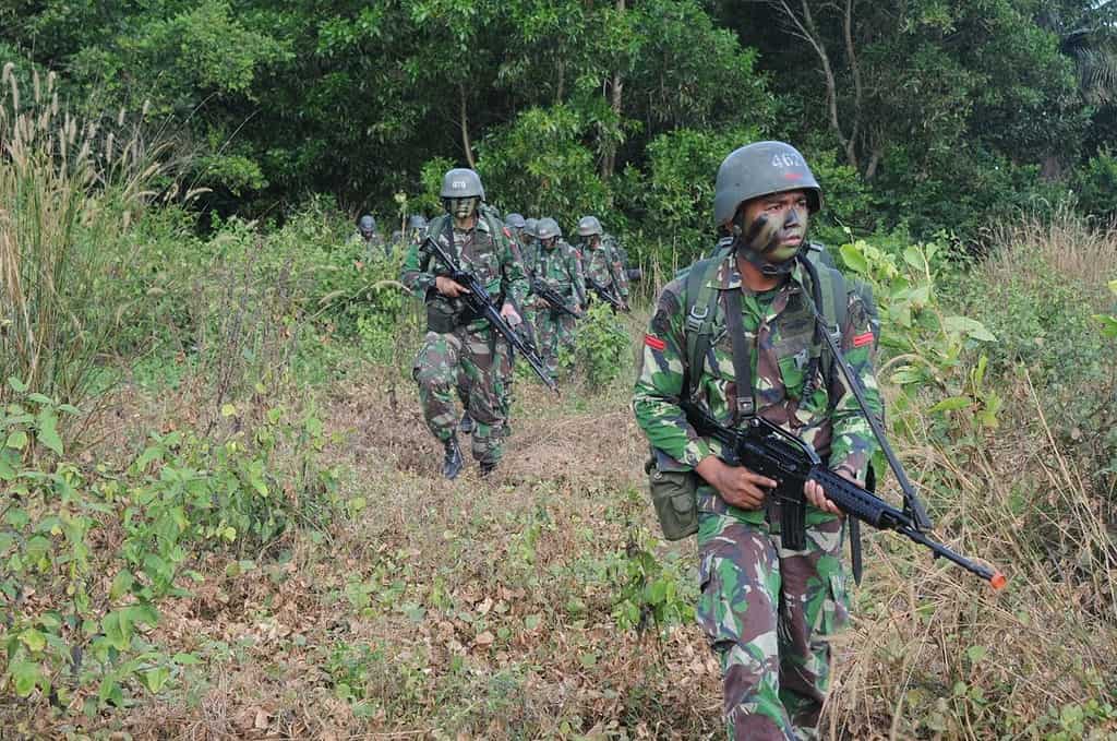 Batalyon Infanteri 641/Raider Latihan Patroli Keamanan