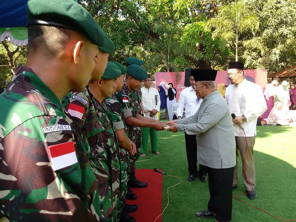 Prajurit Yonif Linud 431 Kostrad Pengajian di Pesantren Darul Istiqamah