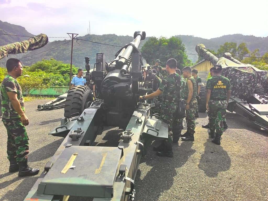 Meriam KH-179 Howitzer 155 mm Perkuat Yon Armed 17/105 Trk RC Kodam IM