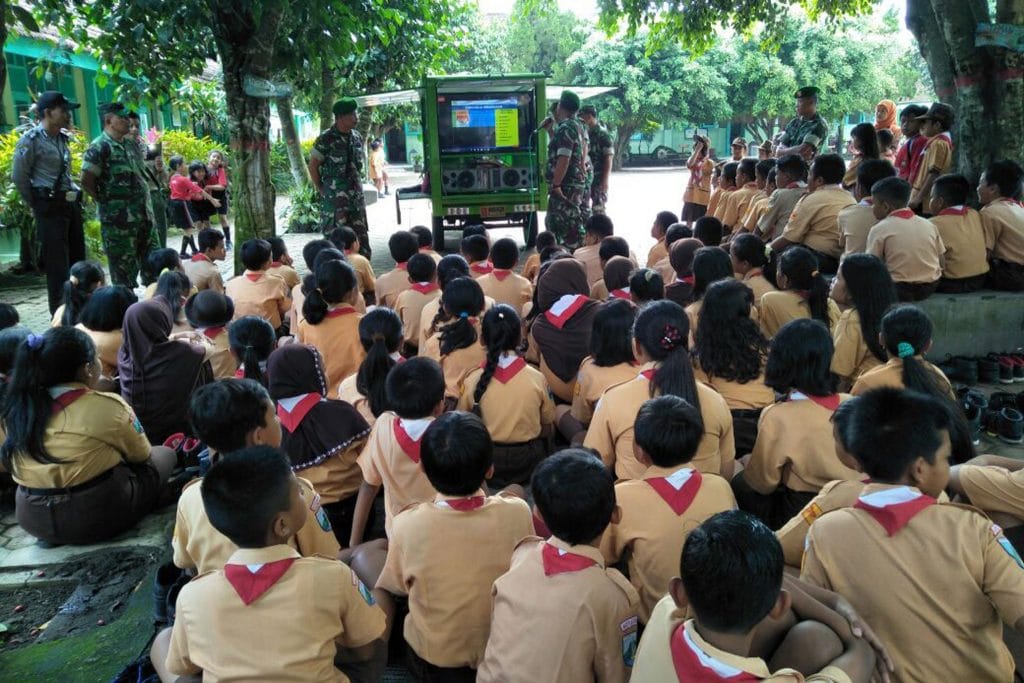 Melalui Simokos Kodim 0808/Blitar Berikan Pengetahuan Kepada Para Pelajar