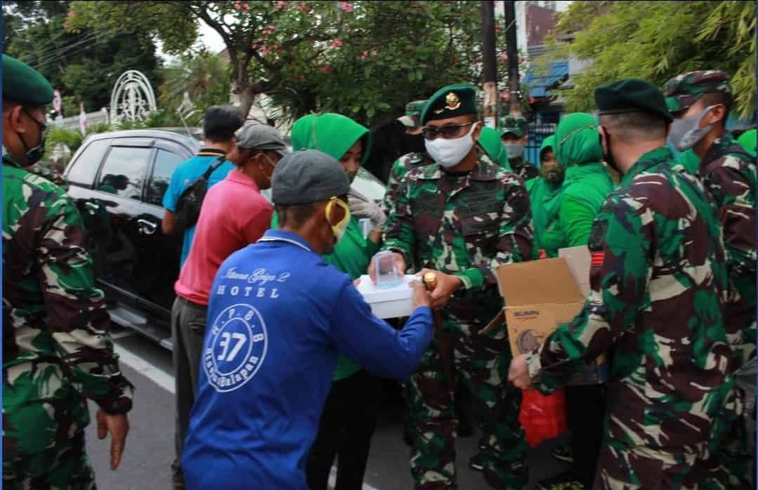 Cara Unik Brigif MR 6 Kostrad Ajak Masyarakat Menggunakan Masker