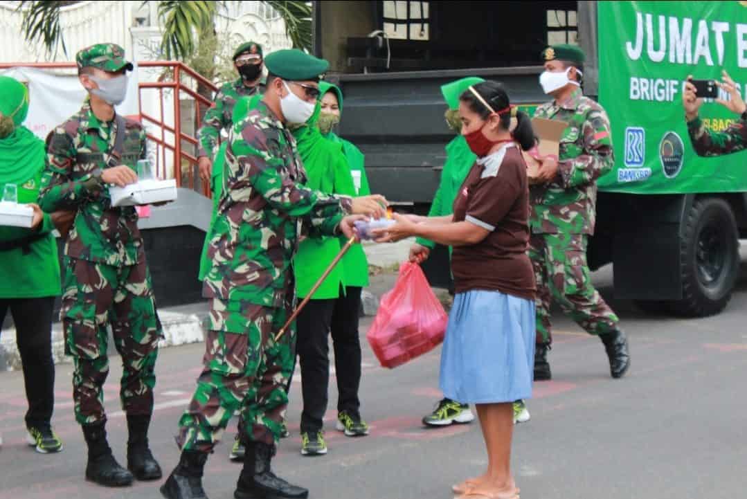 Cara Unik Brigif MR 6 Kostrad Ajak Masyarakat Menggunakan Masker