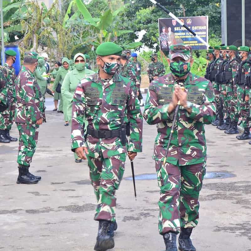 KOMANDAN PUSDIKPOM DAN PUSDIKINTEL KODIKLAT TNI AD DISERAH TERIMAKAN
