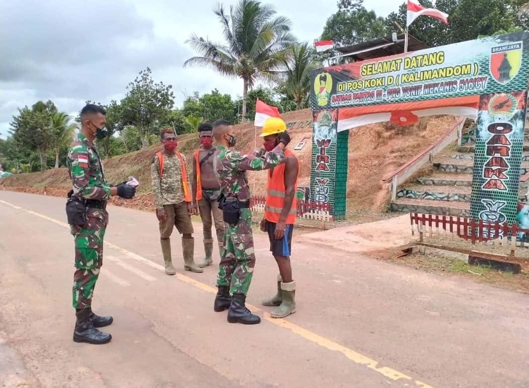 Satgas Yonif Mekanis 516/CY, Bagikan Masker Kepada Pekerja Perkebunan ...