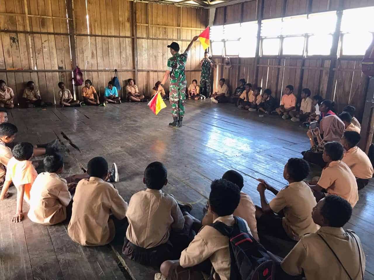 Satgas Yonif 312 Tanamkan Nilai Disiplin pada Anak-Anak Senggi Melalui ... Satgas Yonif 312 Tanamkan Nilai Disiplin pada Anak-Anak Senggi Melalui ...