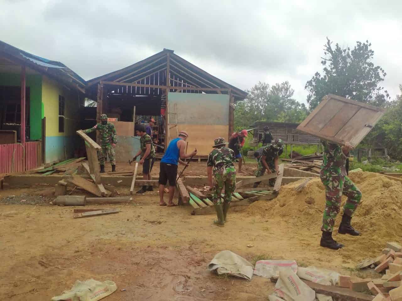 Satgas Yonif 611/Awang Long Bantu Merenovasi Rumah Warga di Papua