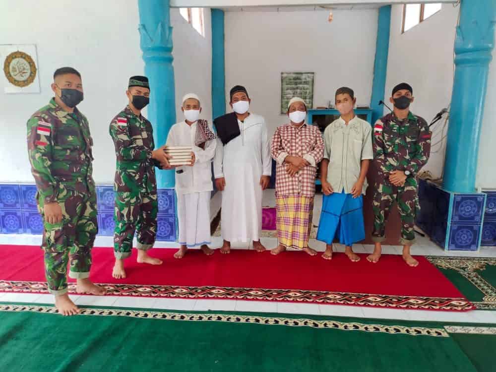 Satgas Yonif 144/JY Bagikan Masker dan Beri Bantuan Al-Qur'an di Perbatasan