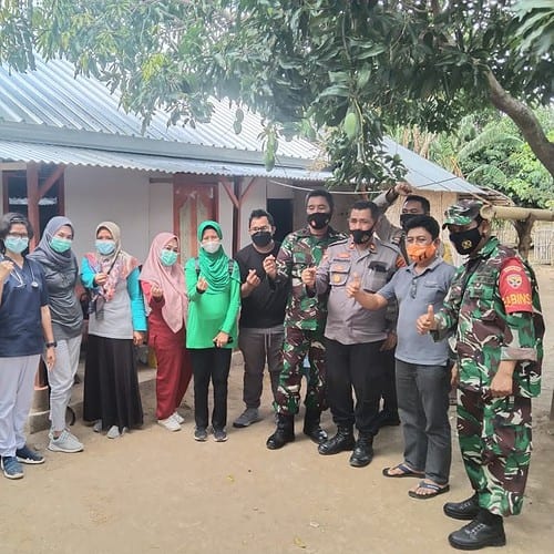 Satgas Yonif 144/JY Gotong Royong Bersihkan Lingkungan Sekolah – TNI Angkatan Darat