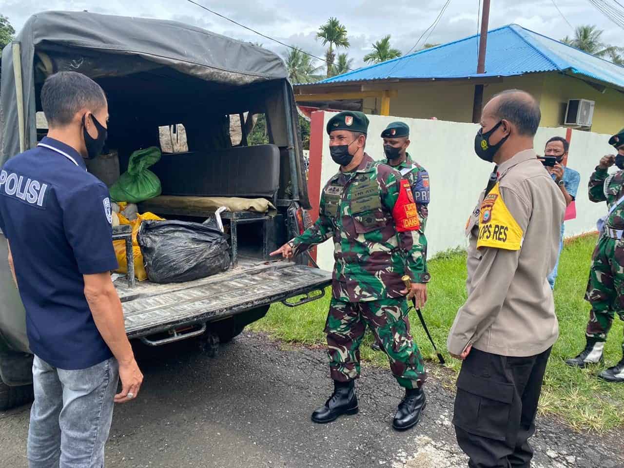 Satgas Yonif Raider Khusus 732/Banau Serahkan Miras Sitaan Kepada ...