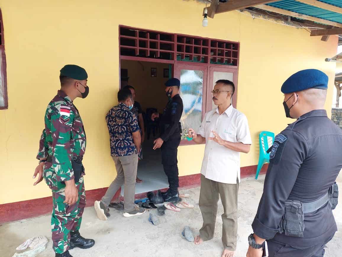 Bersama Polri, Satgas Yonif Raider Khusus 732/Banau Gelar Patroli Vaksin