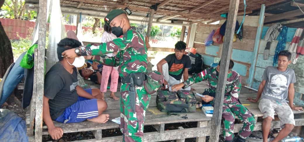 Satgas Yonif RK 732/Banau Beri Layanan Kesehatan Gratis Kepada Masyarakat