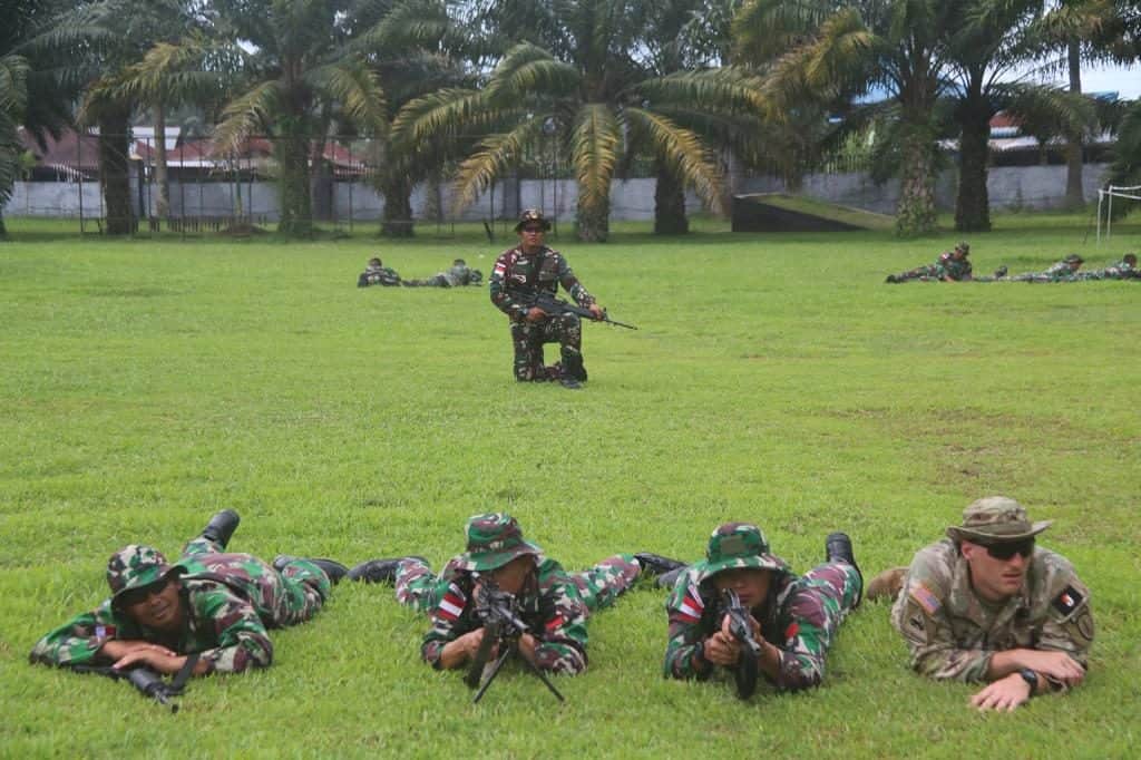 Prajurit Batalyon Raider 100/PS Latihan Pertempuran "Raid" Bersama Tim ...