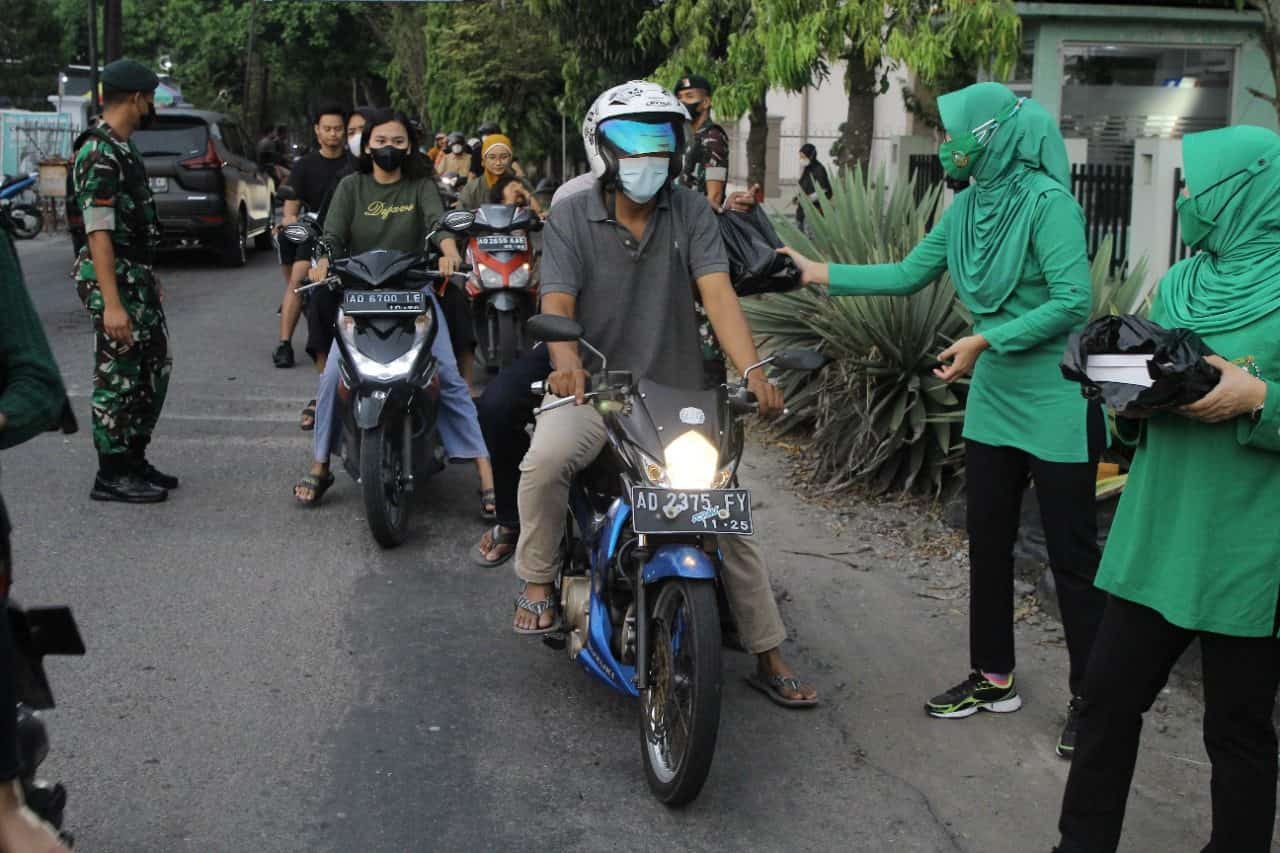 Ratusan Takjil Dibagikan Prajurit dan Persit Yonif R 408/SBH