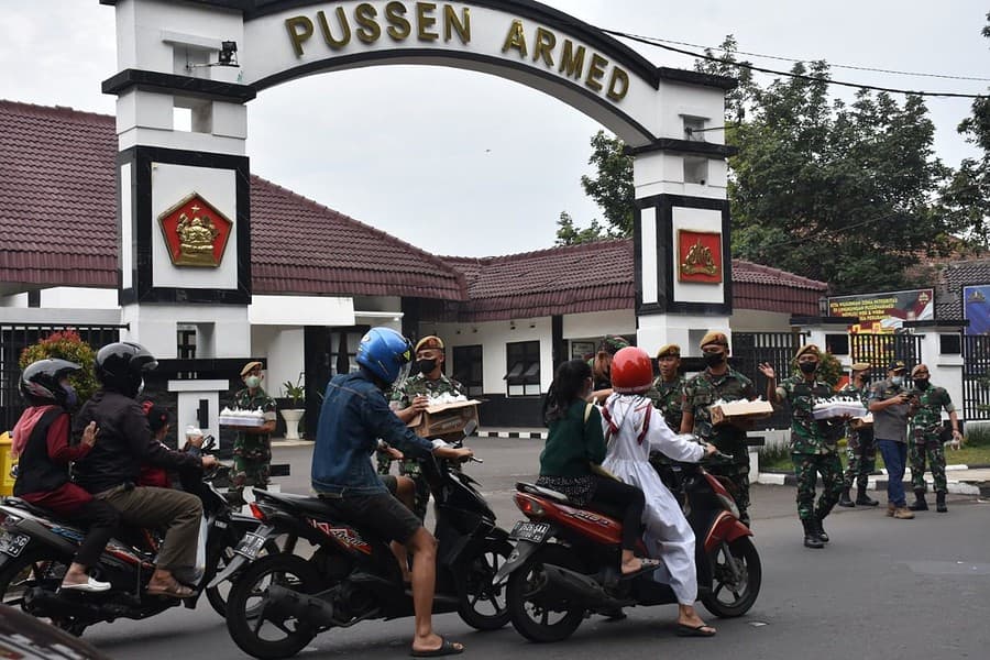 Pusenarmed Berbagi Kebahagiaan Dengan Masyarakat Kota Cimahi