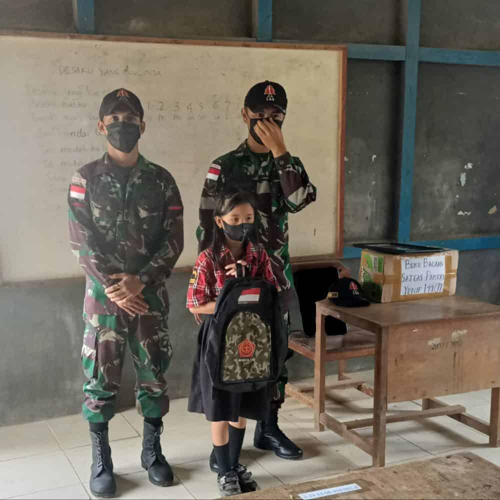 Satgas Yonif 144/JY Berikan Bantuan Seragam Sekolah dan Alat Tulis Siswa di Perbatasan