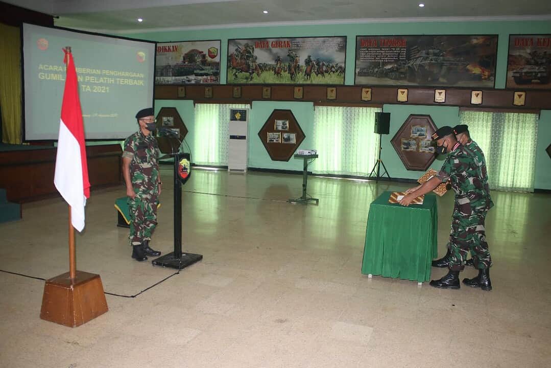 Danpusdikkav Berikan Penghargaan Kepada Gumil dan Pelatih Terbaik Pusdikkav