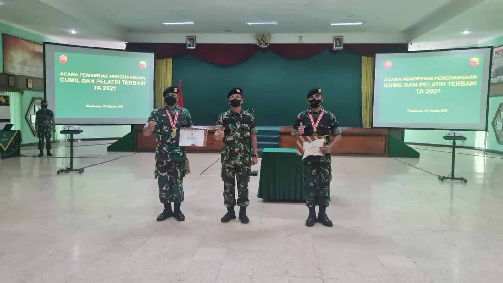 Danpusdikkav Berikan Penghargaan Kepada Gumil dan Pelatih Terbaik Pusdikkav