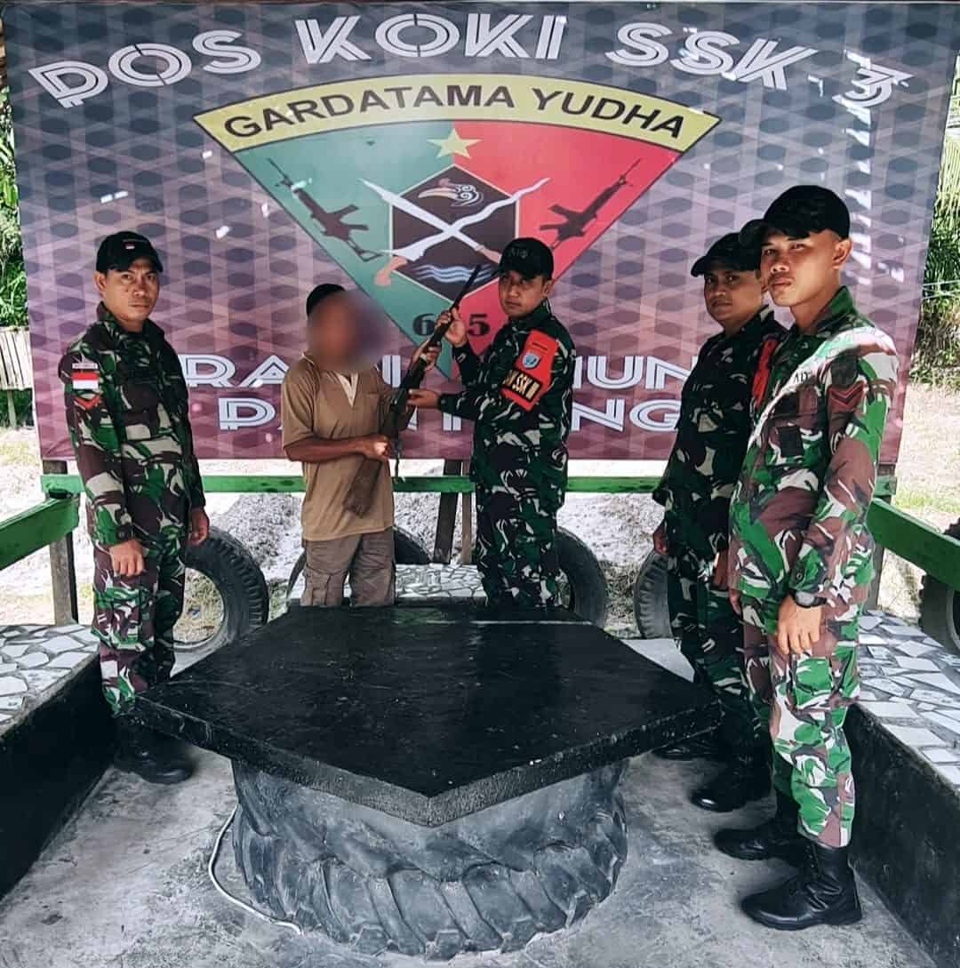 Satgas Pamtas RI-Malaysia Yonif 645/Gty Terima Penyerahan Senjata Api Rakitan dari Warga Perbatasan