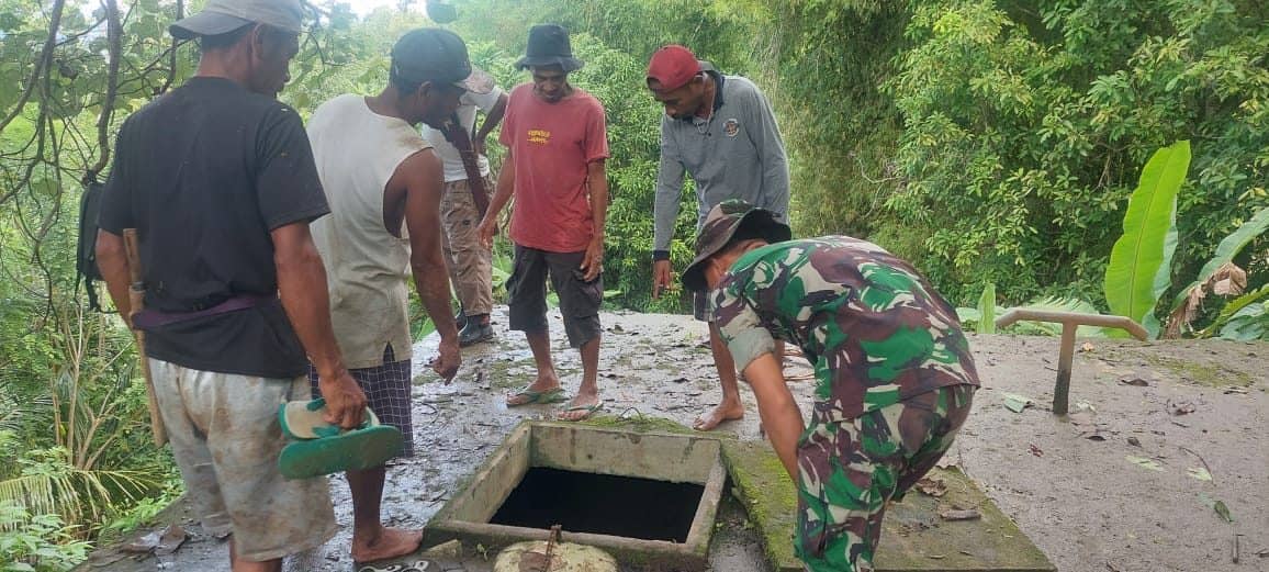 Membantu Memperbaiki Tempat Penampungan Air Bersih di Desa Luhu