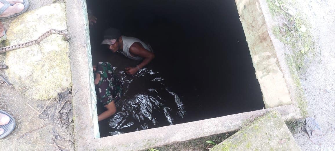 Membantu Memperbaiki Tempat Penampungan Air Bersih di Desa Luhu