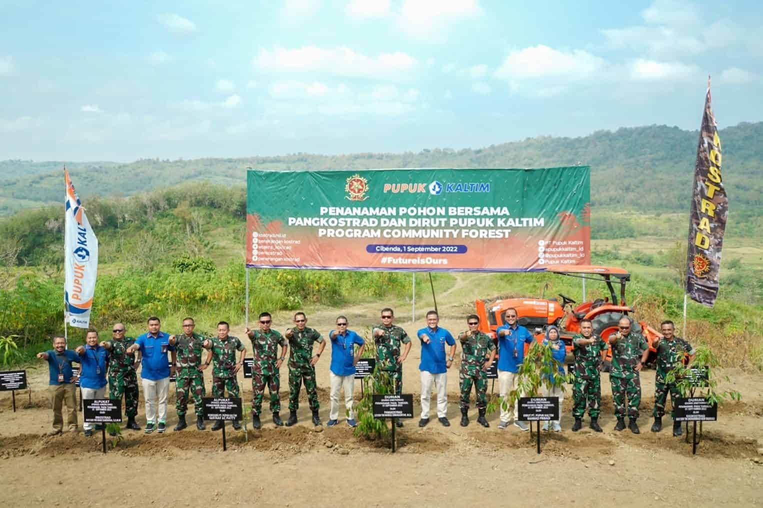 Penanaman Pohon Bersama Pangkostrad dan Dirut Pupuk Kaltim Program Community Forest