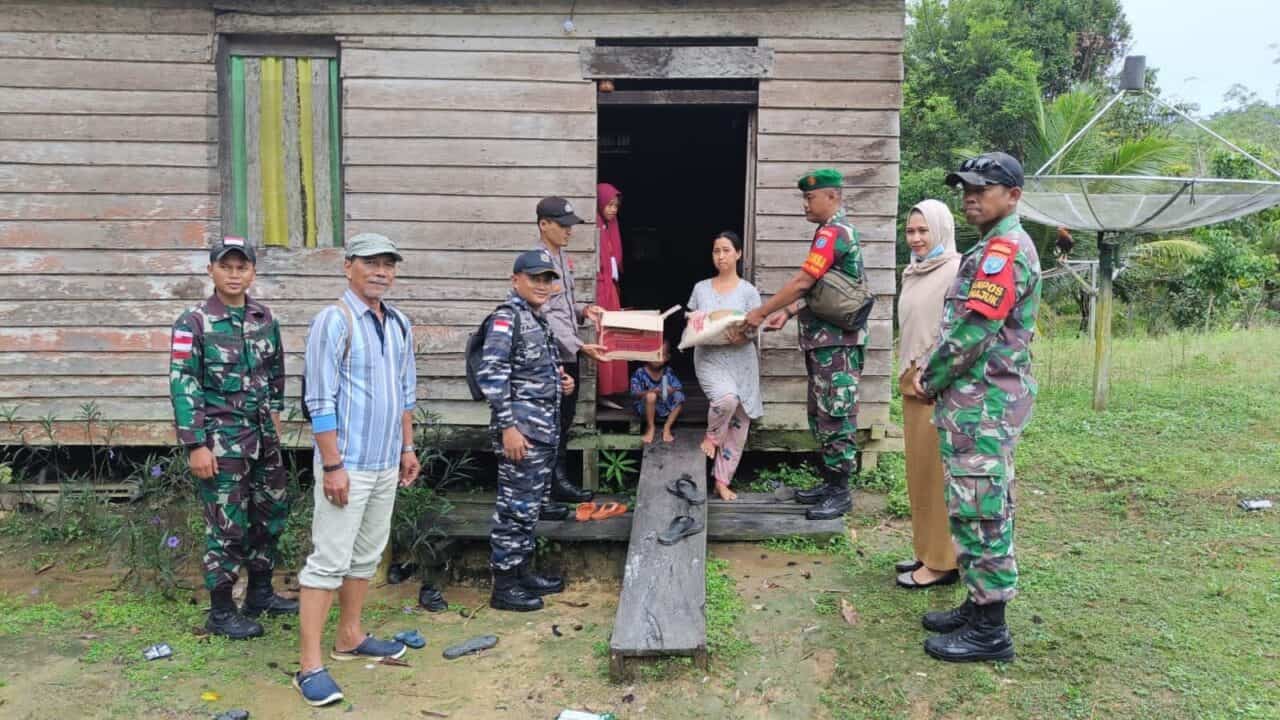 Satgas Yonif 645/GTY Gelar Baksos Bagikan Sembako Untuk Masyarakat di Wilayah Perbatasan RI-MLY