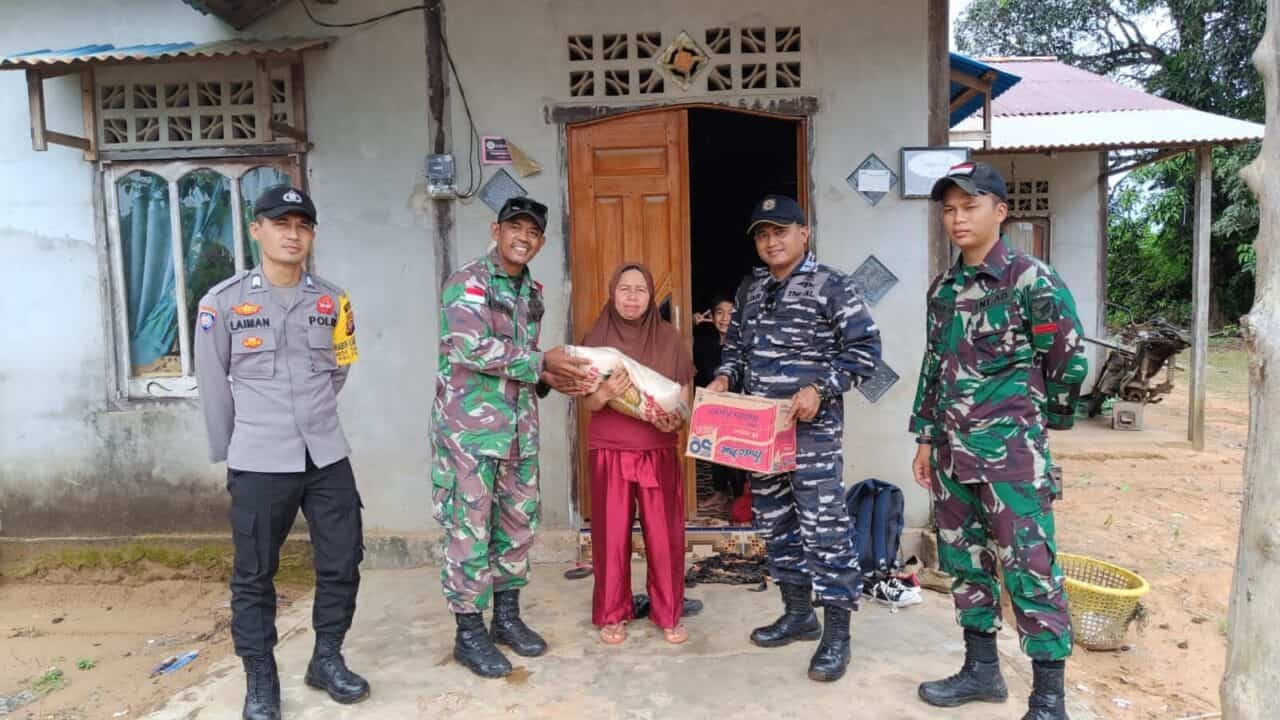 Satgas Yonif 645/GTY Gelar Baksos Bagikan Sembako Untuk Masyarakat di Wilayah Perbatasan RI-MLY