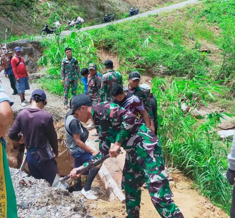 Satgas Yonif 645/Gty Bersama Warga Bangun Jembatan Kayu di Titik JIPP Pasca Longsor