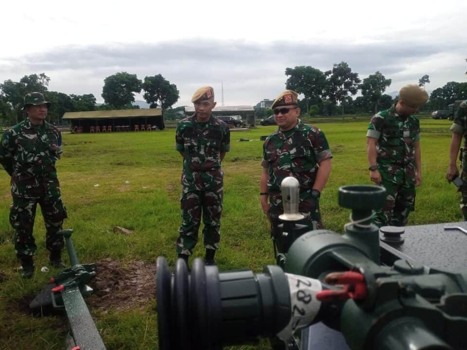 Danpussenarmed Tinjau Pelaksanaan Latihan Menembak Uji Fungsi Meriam 105 mm