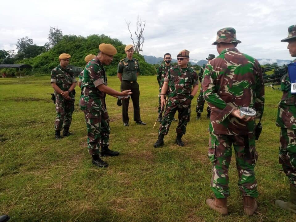 Danpussenarmed Tinjau Pelaksanaan Latihan Menembak Uji Fungsi Meriam 105 mm
