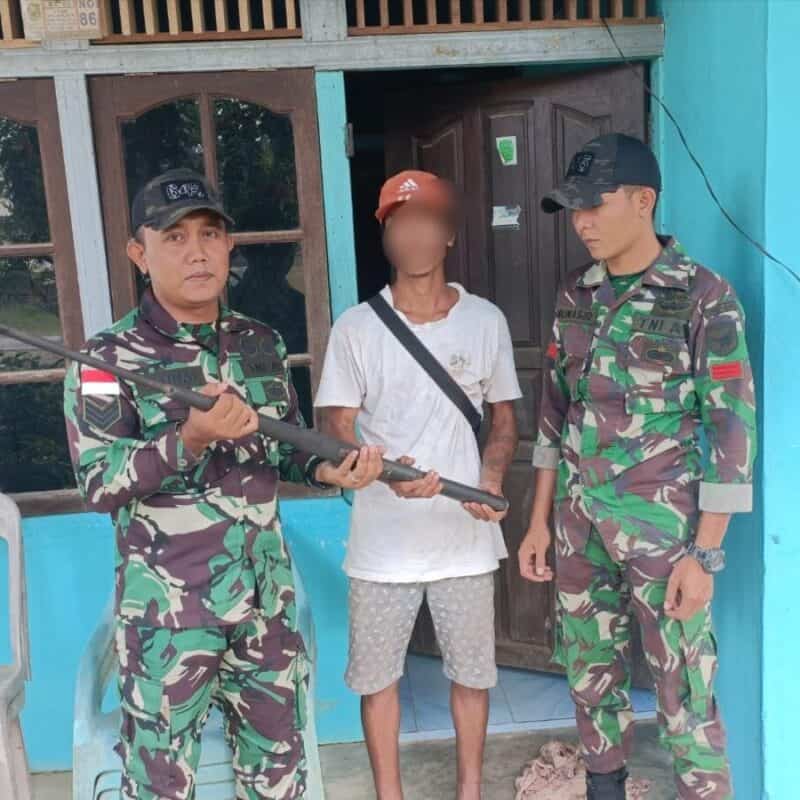 Sukarela, Warga Serahkan 1 Pucuk Senpi Rakitan Kepada Satgas Pamtas RI-Malaysia Yonif 645/GTY