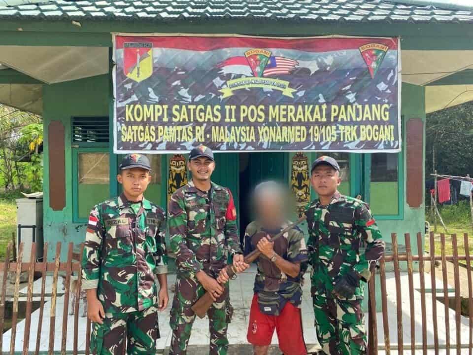 Di Hari Pahlawan, Warga Perbatasan Serahkan Senjata Api Rakitan Kepada Satgas Yonarmed 19/105 ...