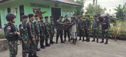 Satgas Yonkav 10/Mendagiri Terima 1 Pucuk Senpi Rakitan dari Warga