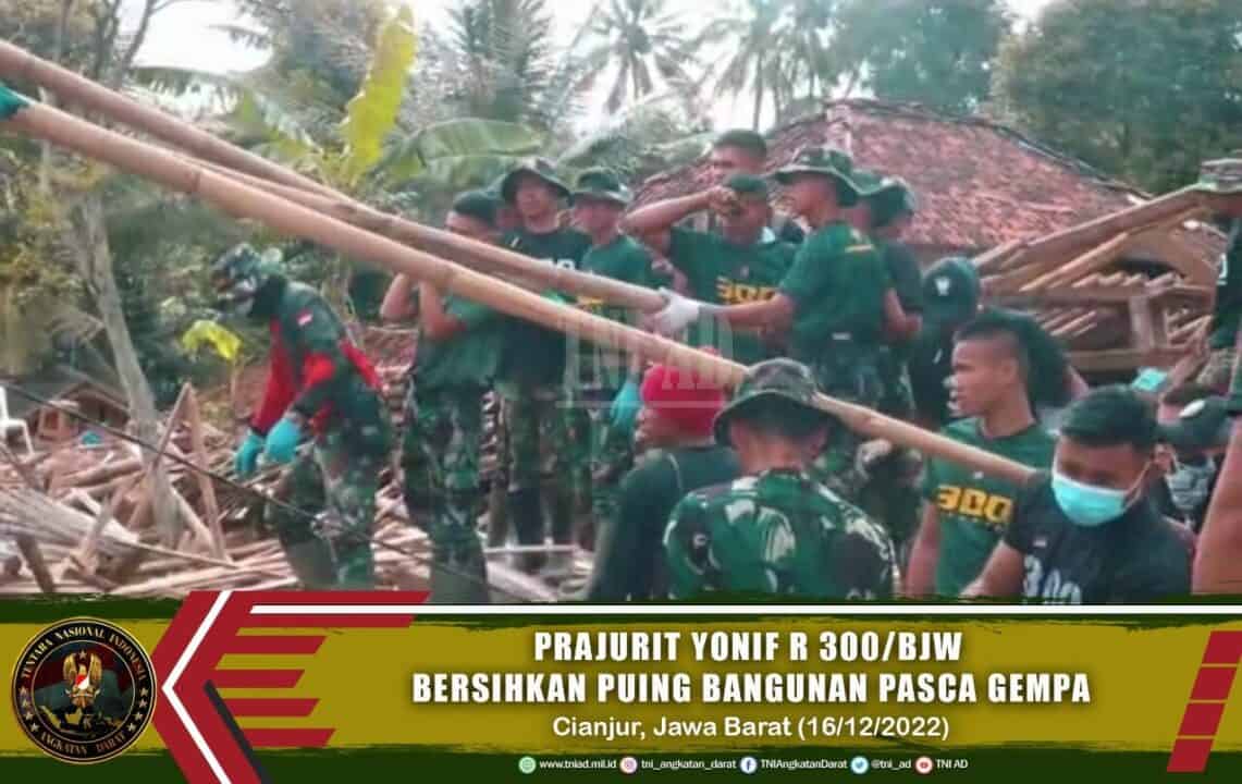 Puluhan Prajurit Yonif R 300/Bjw Diterjunkan Bersihkan Puing Bangunan ...