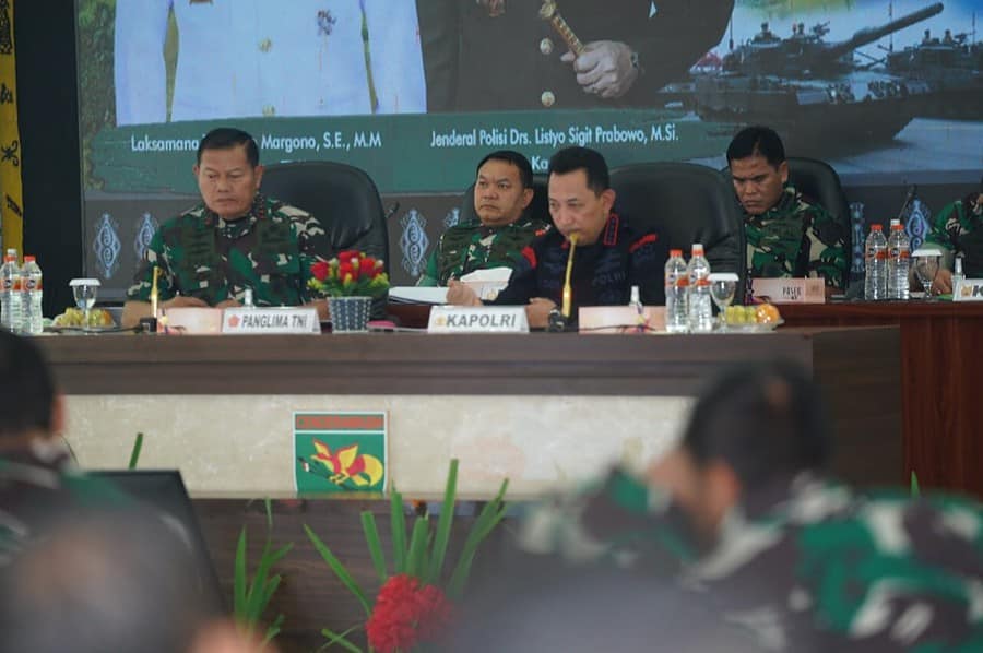 Kasad Serahkan Pompa Hydrant, Pipa dan Lampu Solar Cell ke Kodam XVII ...