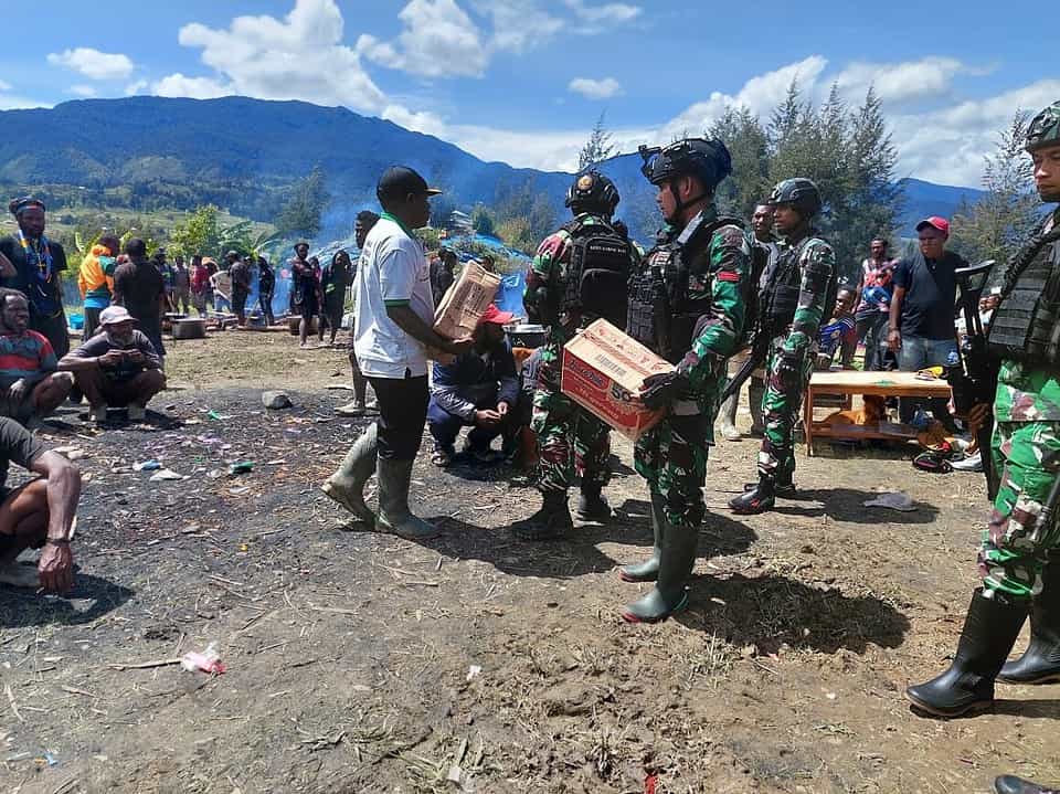 Kedukaan Warga Puncak Papua, Satgas Yonif Raider 303/SSM Berikan Bantuan