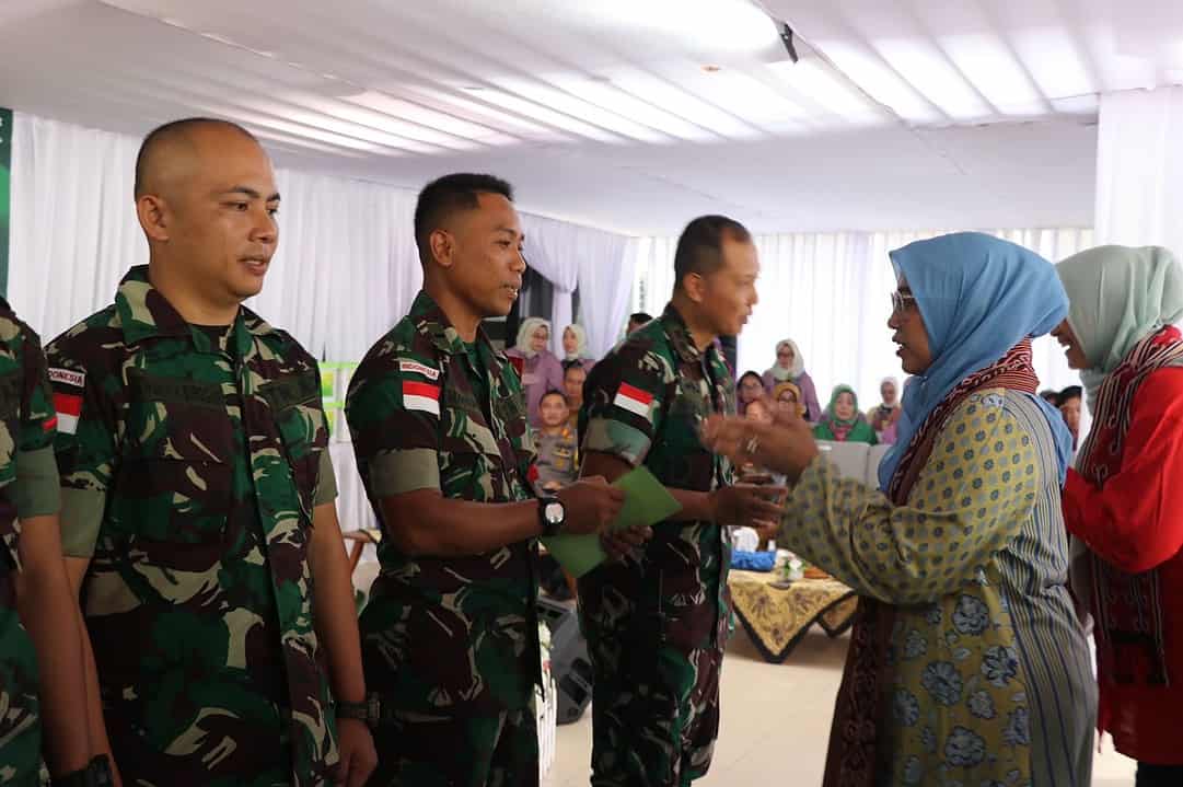 Kunjungan dan Baksos Ketum Persit KCK Kepada Prajurit Satgas Pamtas Yonif 645/GTY dan Masyarakat ...