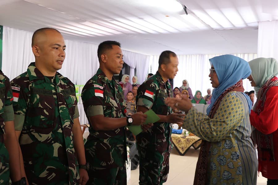 Kunjungan dan Baksos Ketum Persit KCK Kepada Prajurit Satgas Pamtas Yonif 645/GTY dan Masyarakat ...