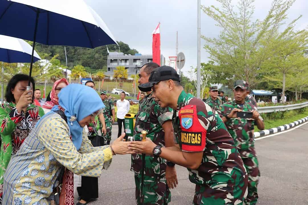 Kunjungan dan Baksos Ketum Persit KCK Kepada Prajurit Satgas Pamtas Yonif 645/GTY dan Masyarakat ...