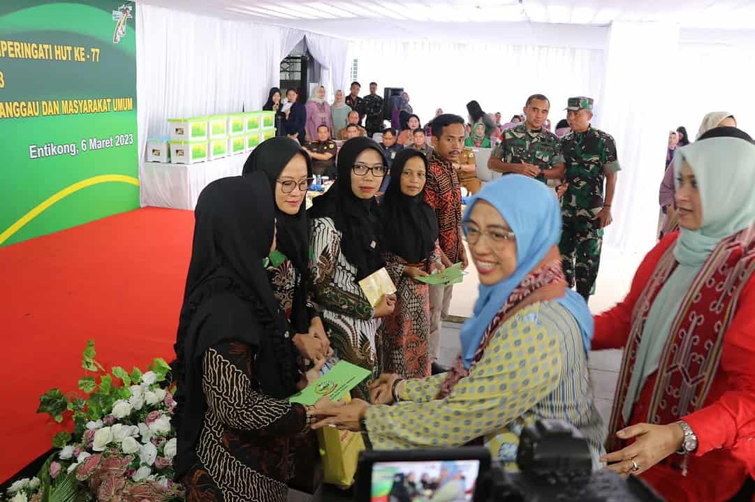 Kunjungan dan Baksos Ketum Persit KCK Kepada Prajurit Satgas Pamtas Yonif 645/GTY dan Masyarakat ...