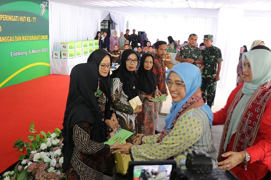 Kunjungan dan Baksos Ketum Persit KCK Kepada Prajurit Satgas Pamtas Yonif 645/GTY dan Masyarakat ...