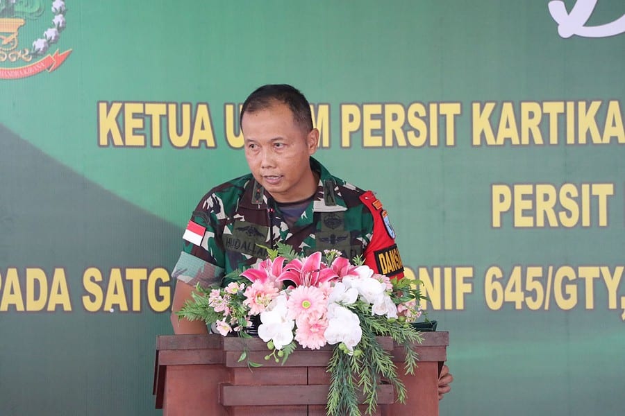Kunjungan dan Baksos Ketum Persit KCK Kepada Prajurit Satgas Pamtas Yonif 645/GTY dan Masyarakat ...
