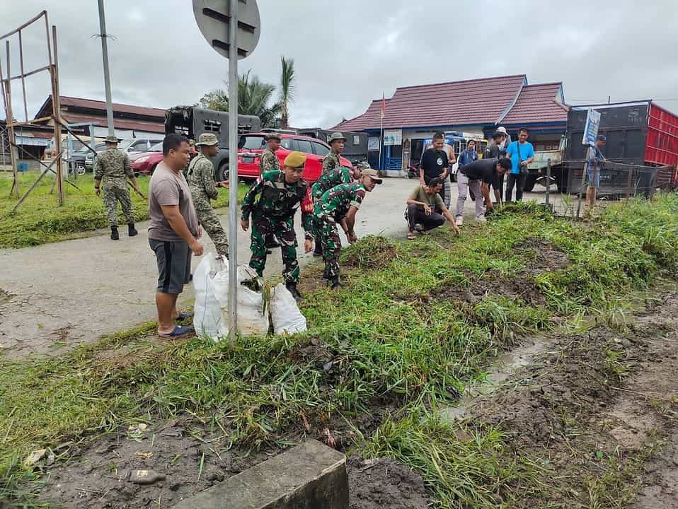 Personel Satgas Yonarmed 19/105 Trk Bogani Bersama TDM Karya Bakti Bersama Di Perbatasan