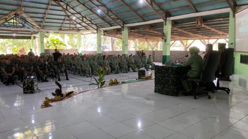 Prajurit Yonif Raider Khusus 732/Banau Sambut Kedatangan Danrem 152/BBL