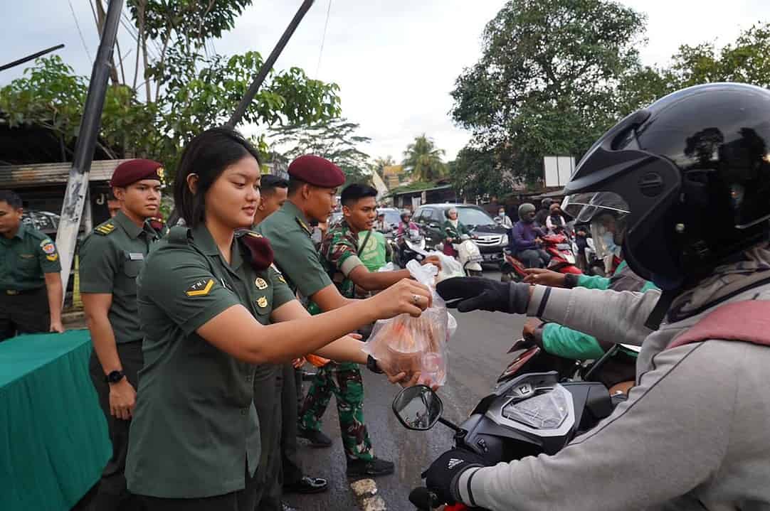 Puspenerbad Berbagi 400 Paket Takjil Kepada Masyarakat