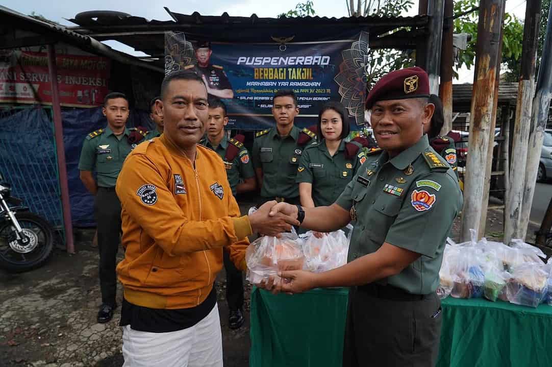 Puspenerbad Berbagi 400 Paket Takjil Kepada Masyarakat