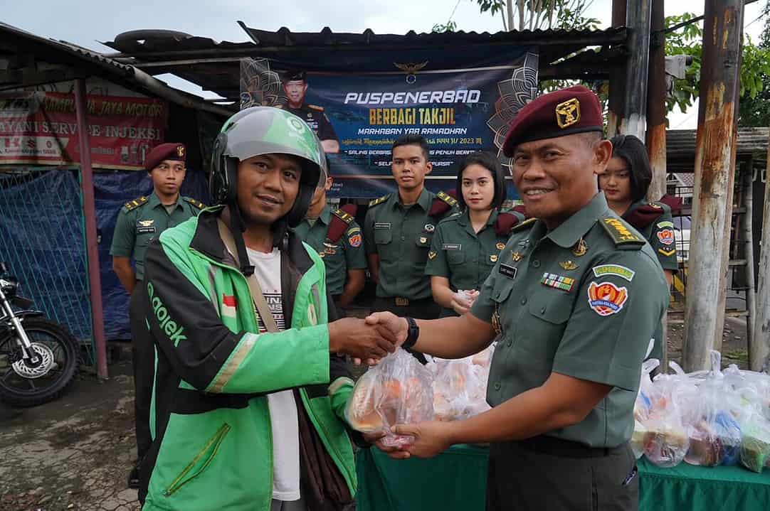 Puspenerbad Berbagi 400 Paket Takjil Kepada Masyarakat