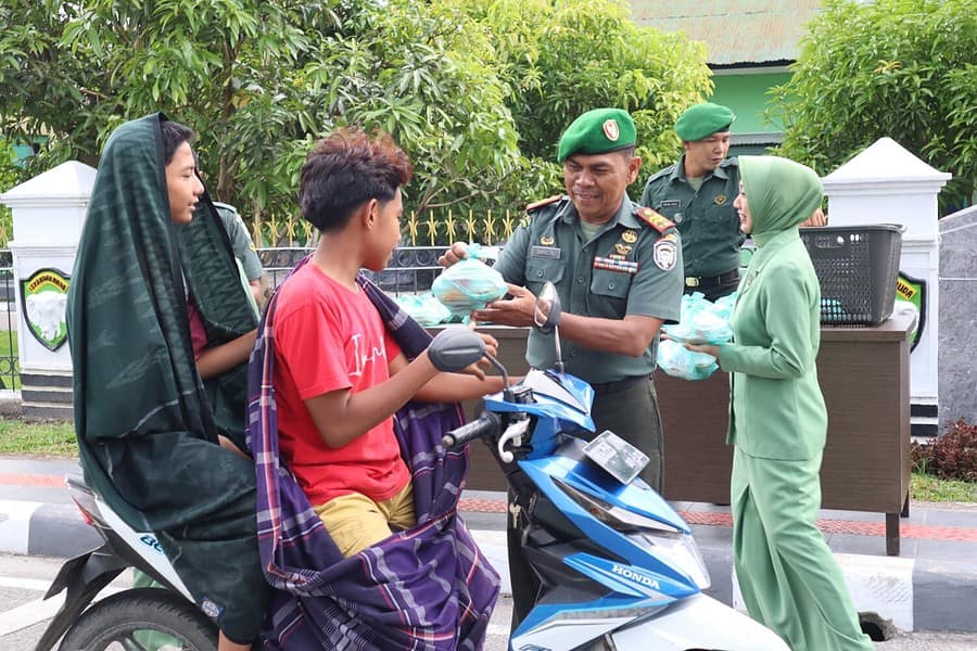 Terus Tebar Kebaikan Selama Ramadhan Prajurit dan Persit Berbagi Takjil Gratis
