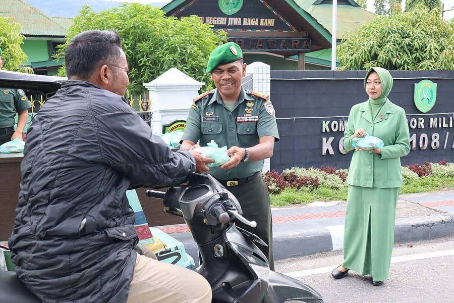 Terus Tebar Kebaikan Selama Ramadhan Prajurit dan Persit Berbagi Takjil Gratis